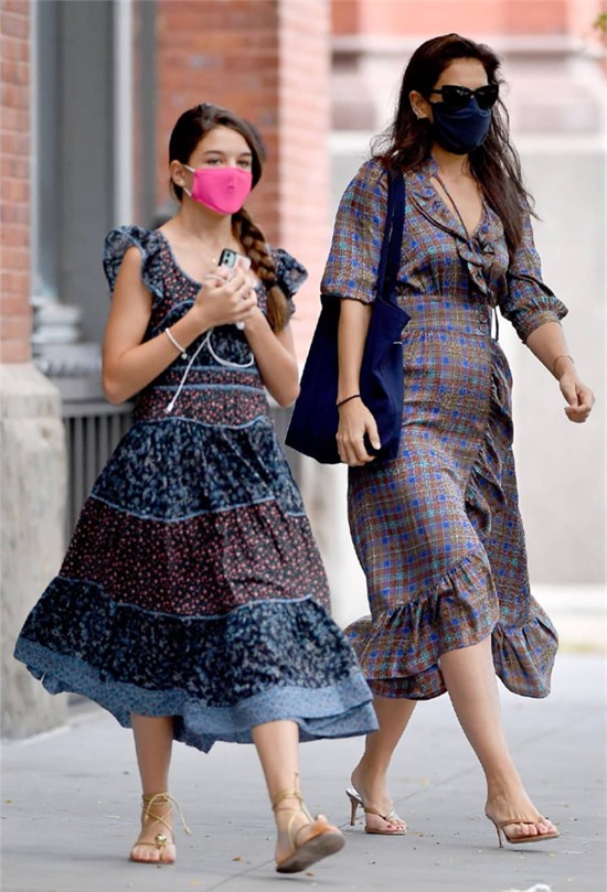 Suri Cruise diện áo hở vai dạo phố - Tạp chí Doanh nghiệp Việt Nam