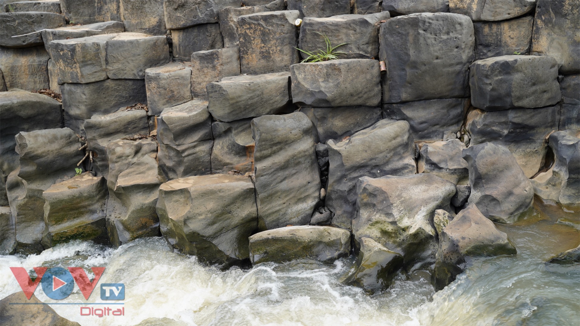 Mê đắm vẻ đẹp hoang sơ của suối đá núi lửa Ia Ruai, Gia Lai - Tạp chí ...